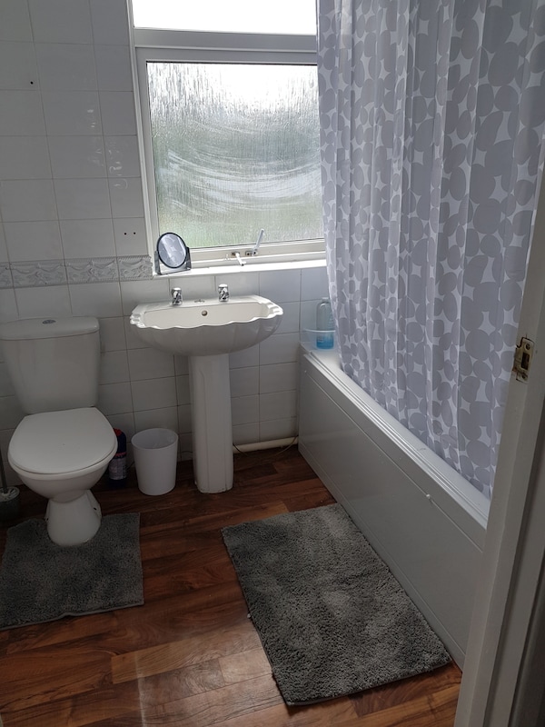 Charming Home - Romford