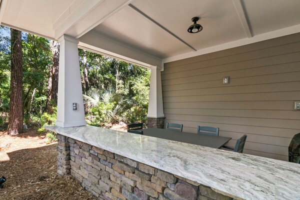 Coastal Charm, Walk To Beach, 2 Primary Suites, Outdoor Cabana And Bar! - Kiawah Island, SC