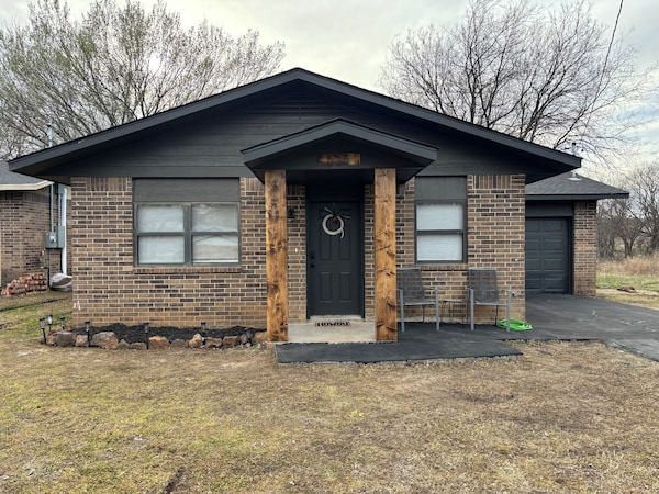 Santa Fe Depot- 3-bedroom House Near Downtown Cushing - Yale, OK