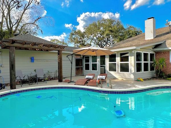 Centrally-loc. Luxury In Houston, Big Heated Pool, Sunroom, Billiards, Sleeps16 - Houston, TX