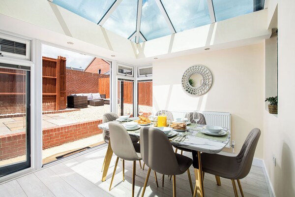 7 Bed Home Designed For Contractors And Families - Bristol