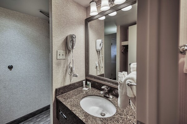 Cozy Rooms At Amenida Residences + Hotel - Pet Friendly - Calgary