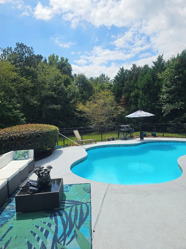 Spacious 4-bedroom House Near Atlanta Airport With Private Pool Fire Pit & Wifi - Lake Jodeco, GA