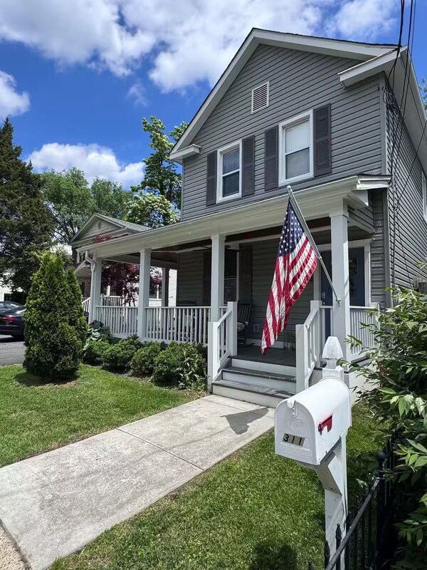 Charming 3-bedroom Home In Arlington W/ Hot Tub, Parking Close To Everything Dc - Falls Church, VA