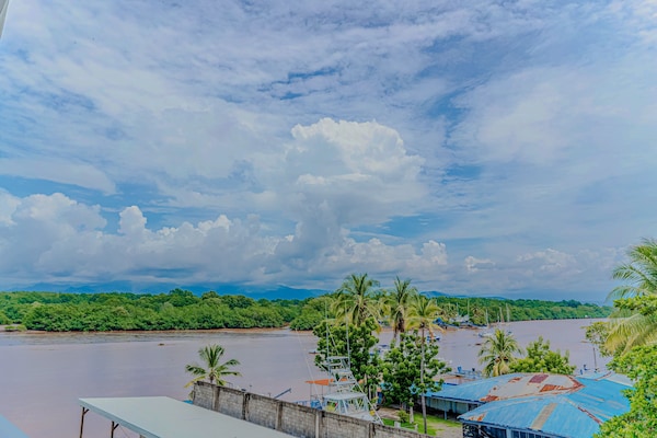 Coastal Condo With Sea Views, Balcony & Resort Amenities - Puntarenas
