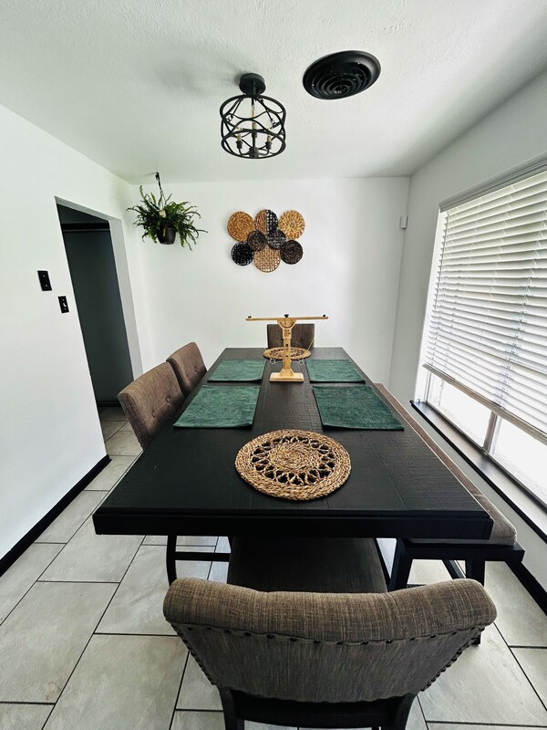 The Greenhouse Effect- Central+ 4br/2ba+ King Suite+ Coffee+ Bbq Grill - Corpus Christi, TX