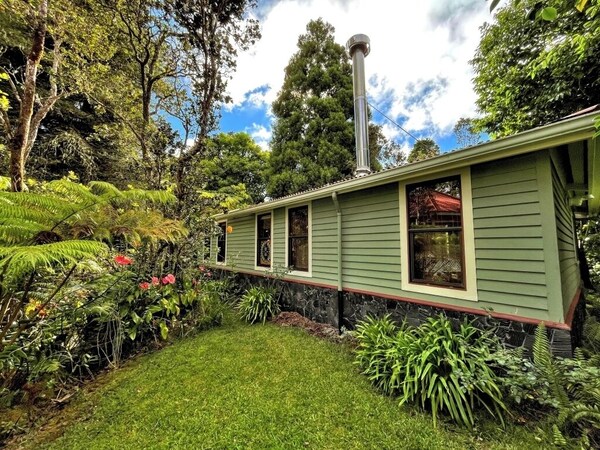 Historic Maid's Quarters Cottage In Volcano Village - Hawaii