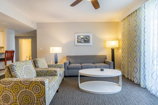 Cozy 2-bedroom Deluxe Suite In Beautiful Daytona Beach!\n - Daytona Beach, FL