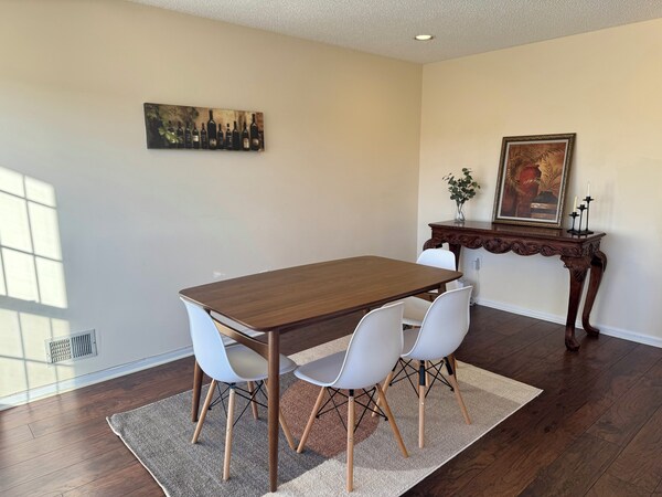 Furnished 3-bedroom 3-bath. Sleeps 6. 3 Queen Beds. - Highland Park, NJ