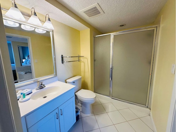 Cozy 2-bedroom Deluxe Suite In Beautiful Daytona Beach!\n - Daytona Beach, FL