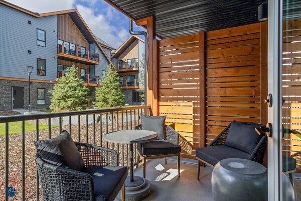 2 Bed/2 Bath Sparrowhawk-1st Floor/courtyard - Canmore