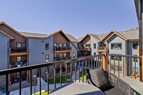 1 Bed/1 Bath Sparrowhawk-top Floor/courtyard - Canmore