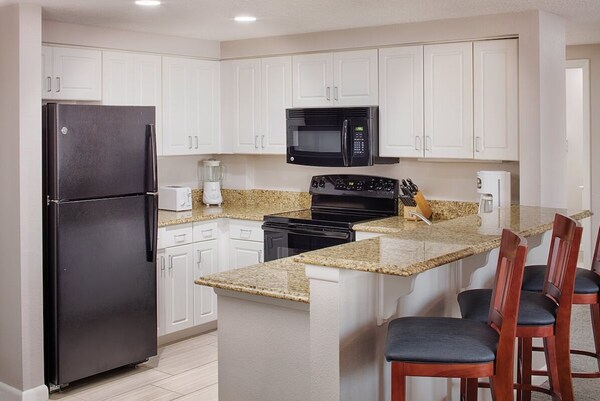 Gorgeous 2-bedroom Deluxe Suite In Beautiful Daytona Beach!\n - Daytona Beach, FL