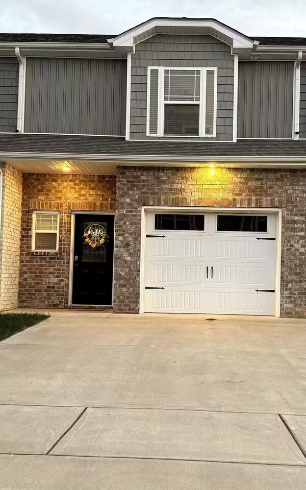 Beautiful Townhome With Pool - Clarksville, TN