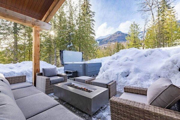 Ski In/out. Luxury With Hot Tub & Ev Charger - Fernie