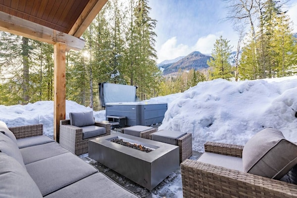Ski In/out. Luxury With Hot Tub & Ev Charger - Fernie