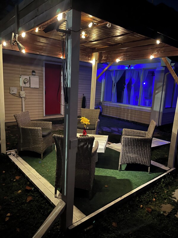Home 29 Is Spacious, Unique, With A Cool Bar & Jet Tub. - Houston, TX