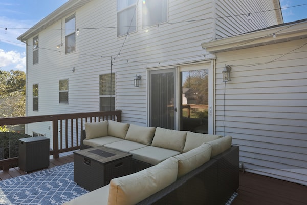 Poolside Retreat - Spacious 4-bedroom Retreat With Hot Tub, In-home Gym And More - Charlotte, NC