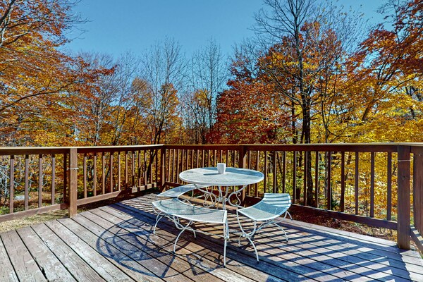Cozy Dog-friendly House W/ Fireplace, Firepit, Loft, Deck, Tv's, Wifi, Kitchen - Emerald Lake State Park, East Dorset