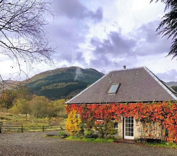 Cnoc Famh Cottage Located In The Beautiful Setting Of Scotland National Park.\n - Loch Lomond