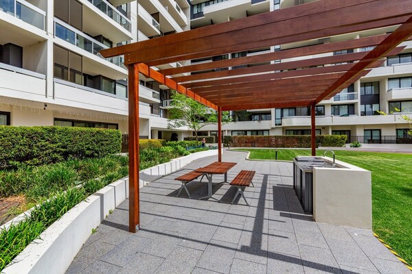 Luxe 2-bed: Modern Interiors, Balcony & Bbq Area - Strathfield