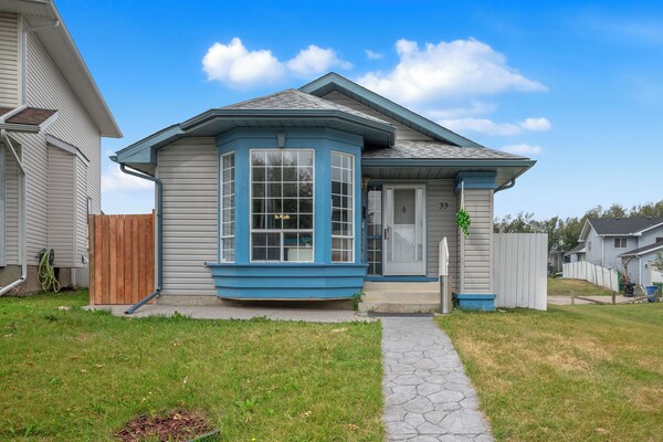 33 Executive Home, A/c, Garage,  By Airport. - Calgary
