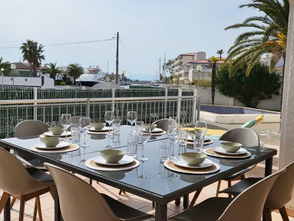Canal-side Villa With Private Pool, Jetty, And Garden  Perfect For Relaxation In Roses - Palau-saverdera