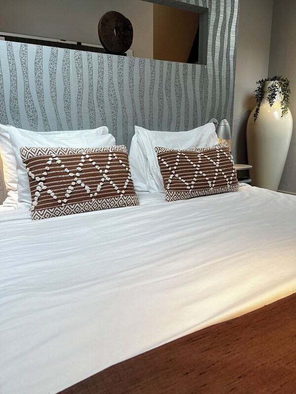 Charming Room Just Minutes From Osss Cultural Gems And Train Station,  Parking, Wifi, Heated Floors - Oss