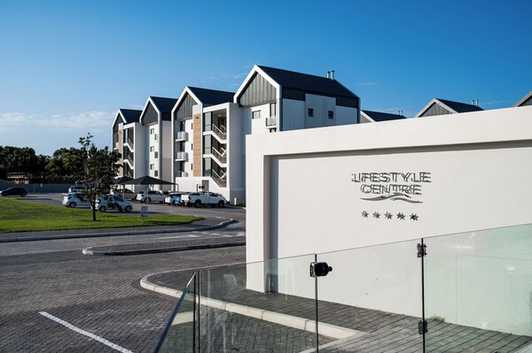 Charming 2-bedroom Apartment With An Ocean View In Lovely Gqeberha Summerstrand - Gqeberha