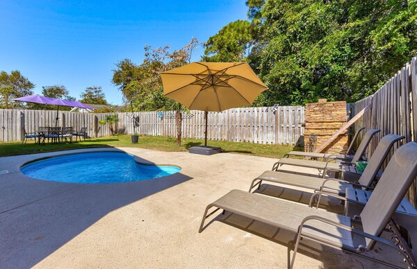 Salt Air Cottage: Private Pool Retreat Near Beach & State Park! - Carolina Beach, NC