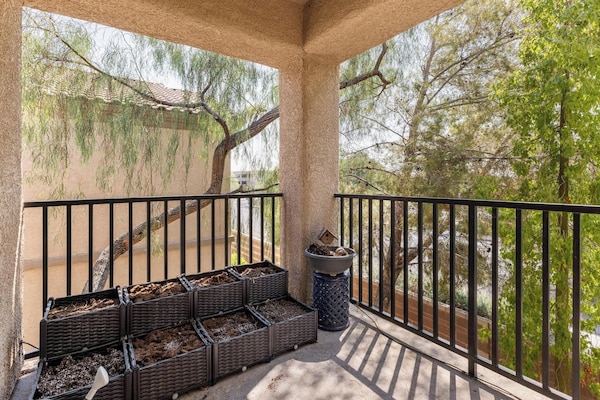 Chic 2-bedroom Condo W/nice Office, Pool And Wifi In Fantastic North Las Vegas - Las Vegas, NV