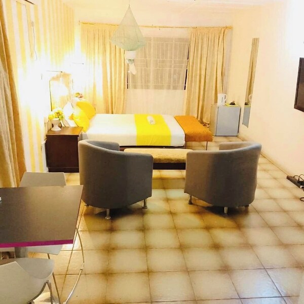 Double Ensuite Rooms, Excellence Water System, Solar, Generator, Free Wifi, B&b - Freetown