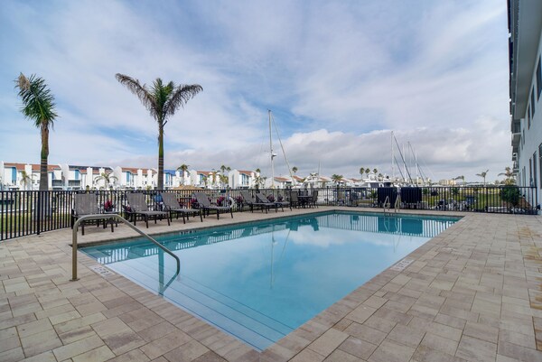 2 Mi To Johns Pass: Madeira Beach Condo - Treasure Island, FL