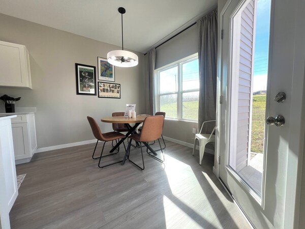 Comfort & Space: 3 King Beds, Large Rooms, Attached Garage! - University of Waterloo, Waterloo