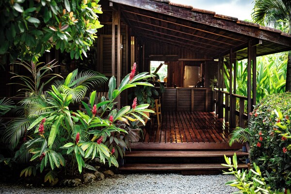 Luxury Staffed 3-bedroom Cottage With Ac 2 Min Away From Playa Estillero - Dominica