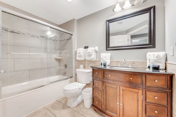 Chic 2-bedroom Deluxe Suite In Beautiful Daytona Beach!\n - Daytona Beach, FL