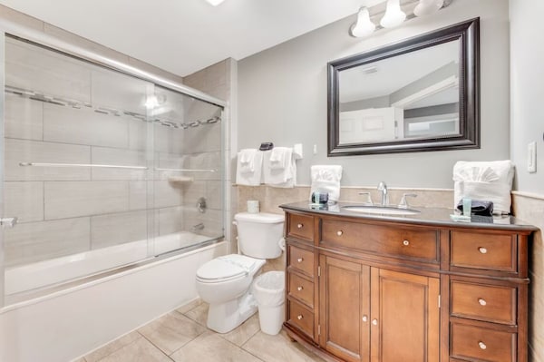 Chic 2-bedroom Deluxe Suite In Beautiful Daytona Beach!\n - Daytona Beach