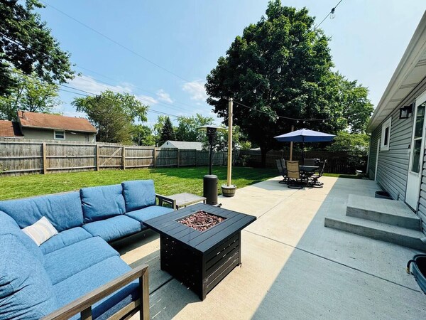 Walk To The Beach From Beachy Farmhouse - Lake Michigan & Hot Tub. Pet-friendly! - Michigan City, IN