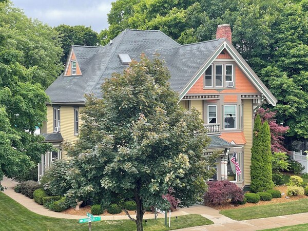 Whole Home Rental Of 8 Bedroom Victorian B&b Steps From Downtown Ludington - Ludington, MI