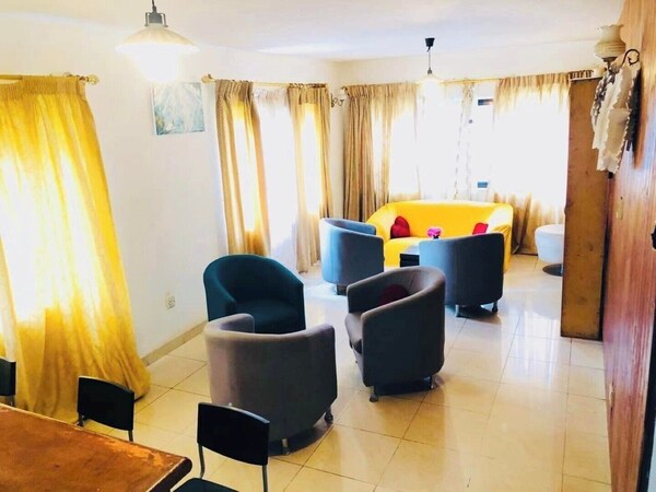 Double Ensuit Room, Excellence Water System, Solar, Generator, Free Wifi, B&b - Freetown