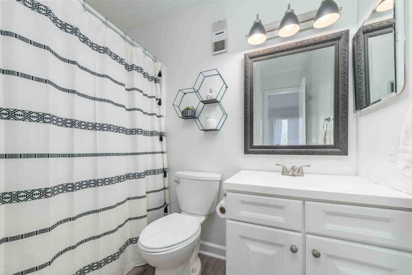 This Condominium Is A 2 Bedroom(s), 2 Bathrooms, Located In Hilton Head Island, Sc. - Port Royal, SC