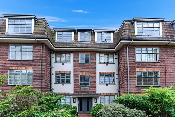 Modern Comforts 2 Bd Flat - Sleeps 5 - Enfield, UK
