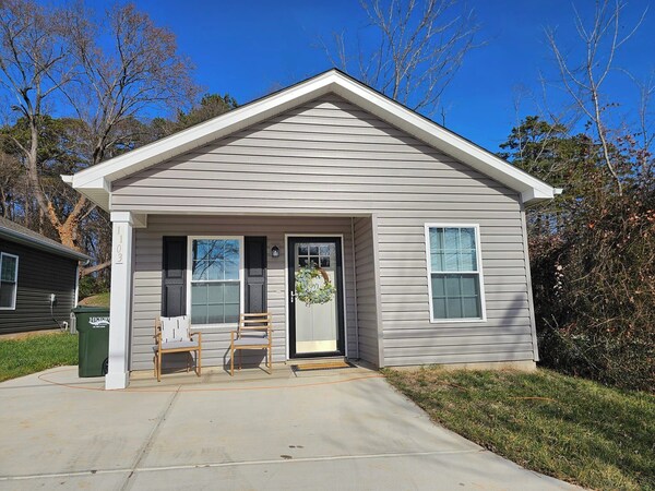 Charming 2-bedroom House In Downtown Hickory Conveniently Located! - Hickory, NC