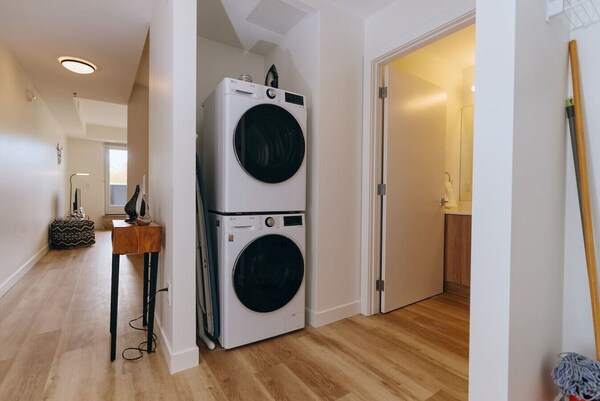 Modern Studio Steps From Osborne Village - Winnipeg