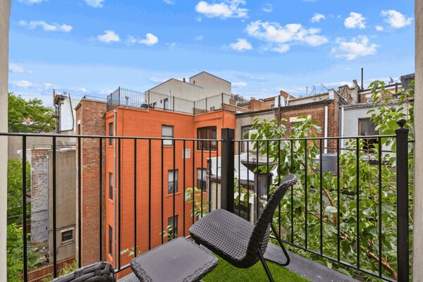 Artful 3bdr: Near Subway, Stadium + Private Patio - New York City