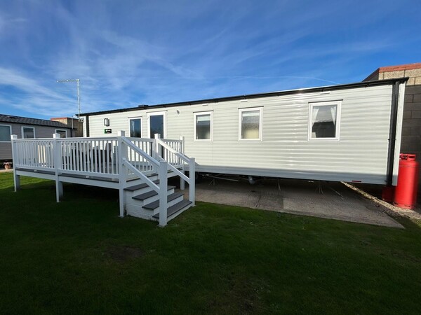 Beautiful 8 Berth Caravan With Decking At Naze Marine Holiday Park Ref 17344br - Suffolk