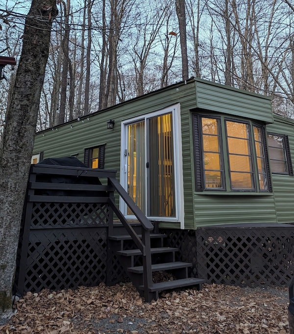 Cozy Tiny Woodland Escape: Hot Tub, Fire Pit, Lakes - Pocono Mountains, PA