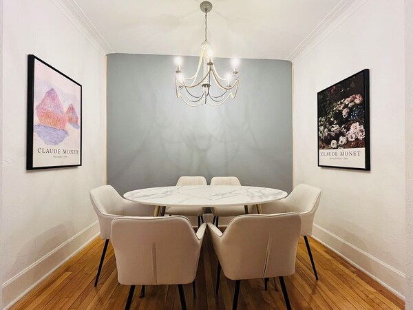 Charming 3-br Getaway | Free Parking & Near Metro - 多瓦爾