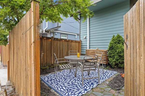 Lux Modern Townhome -Parking + Patio + Pet & Lake! - Broadmoor - Seattle