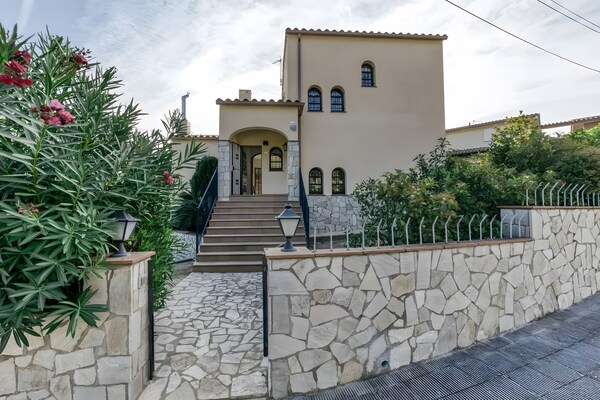 Villa 'Sunshine' With Mountain View, Private Pool And Wi-fi - Palamós